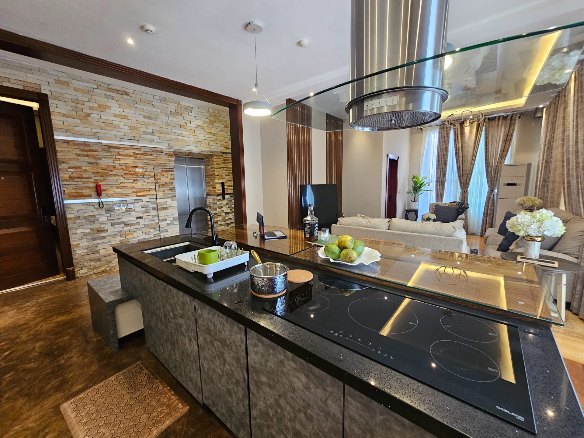 Deluxe Penthouse - Mansah Plus Hotel